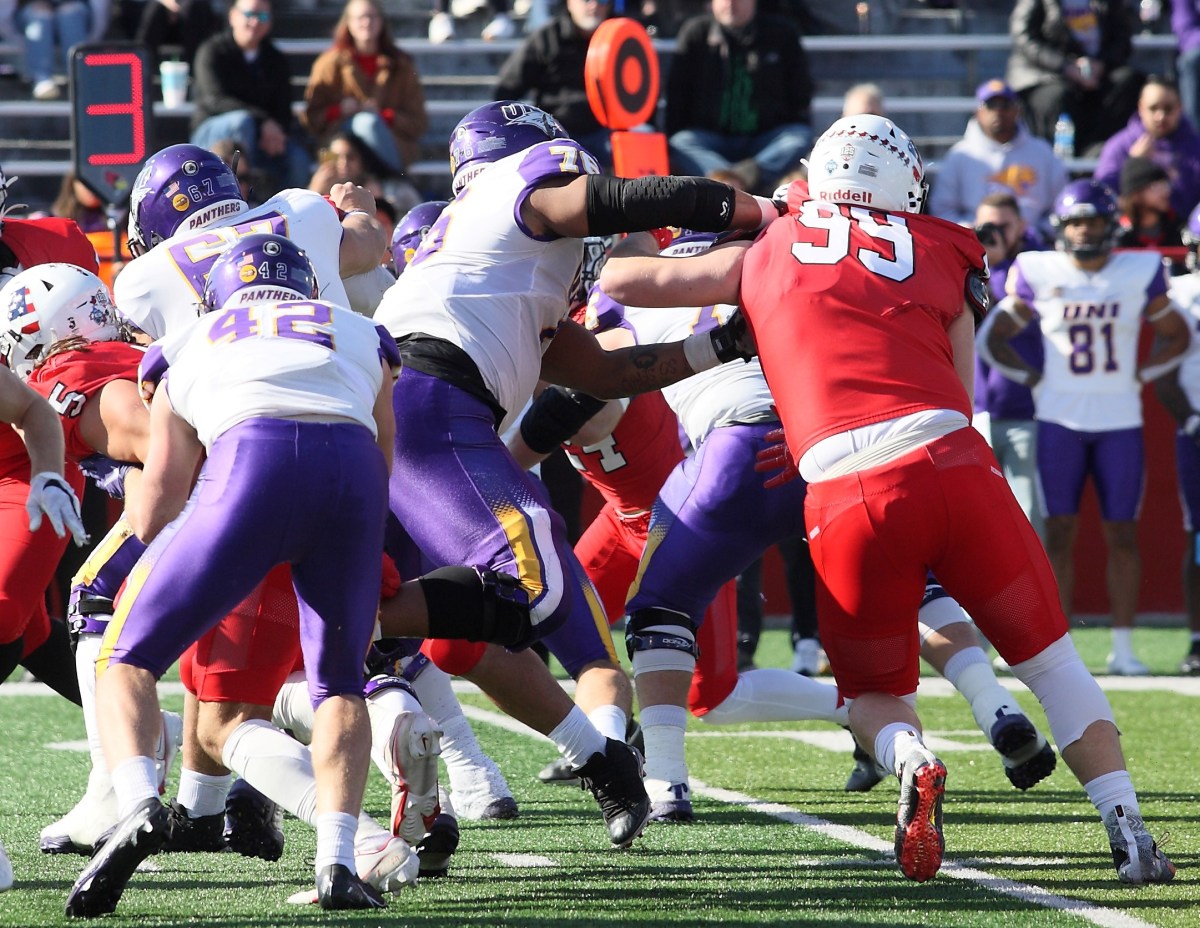 Illinois State defensive front faces big job against powerful Wisconsin ...